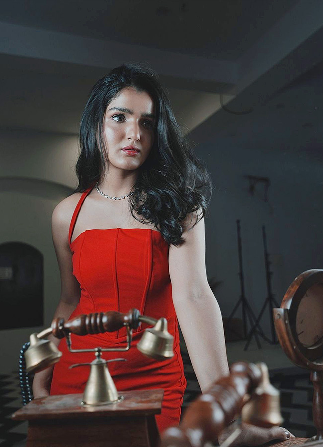 మత్తువదలరా 2 : ఇంటర్‌నెట్‌ను షేక్ చేస్తున్న.. రియా ఎక్కడ? (ఫొటోలు) | Who Is Riya In Mathu ...